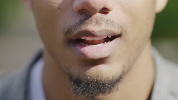 Close Up Lips Talking | Lipstutorial.org