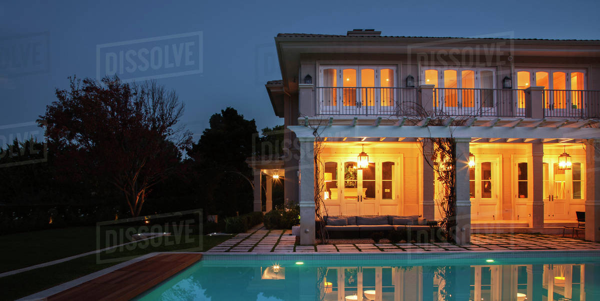 Illuminated luxury house with swimming pool at night - Royalty-free ...