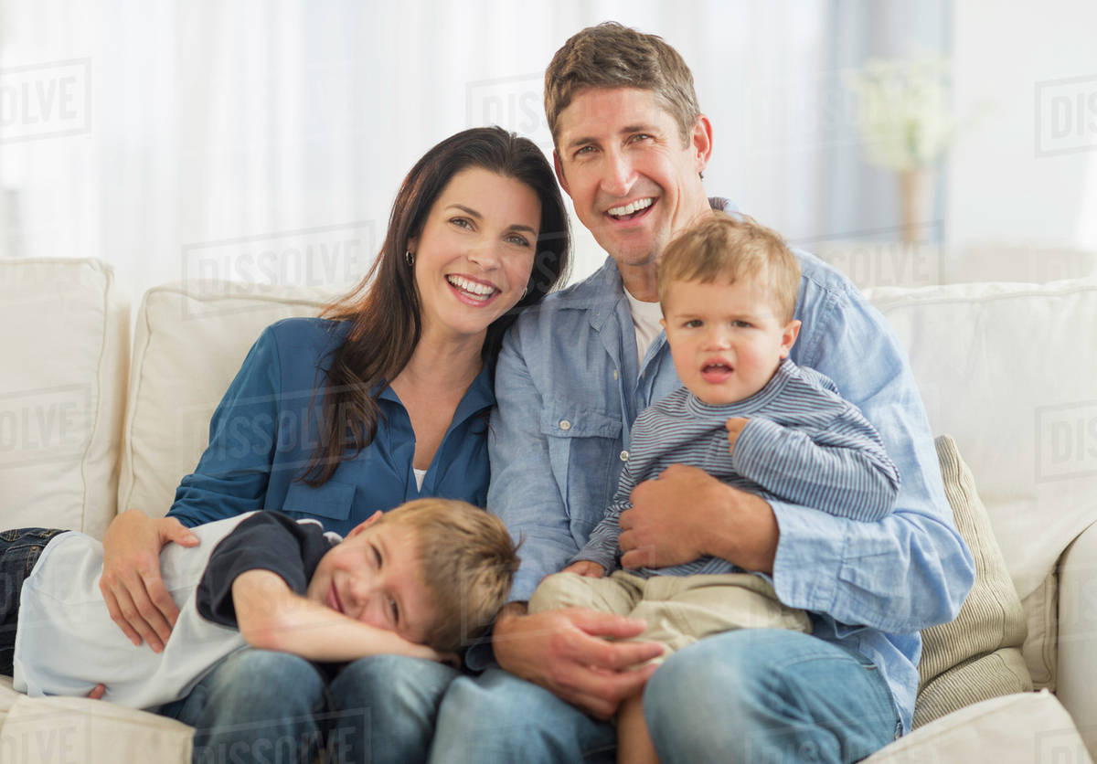 Portrait of parents with two sons (12-17 months, 6-7) - Royalty-free ...