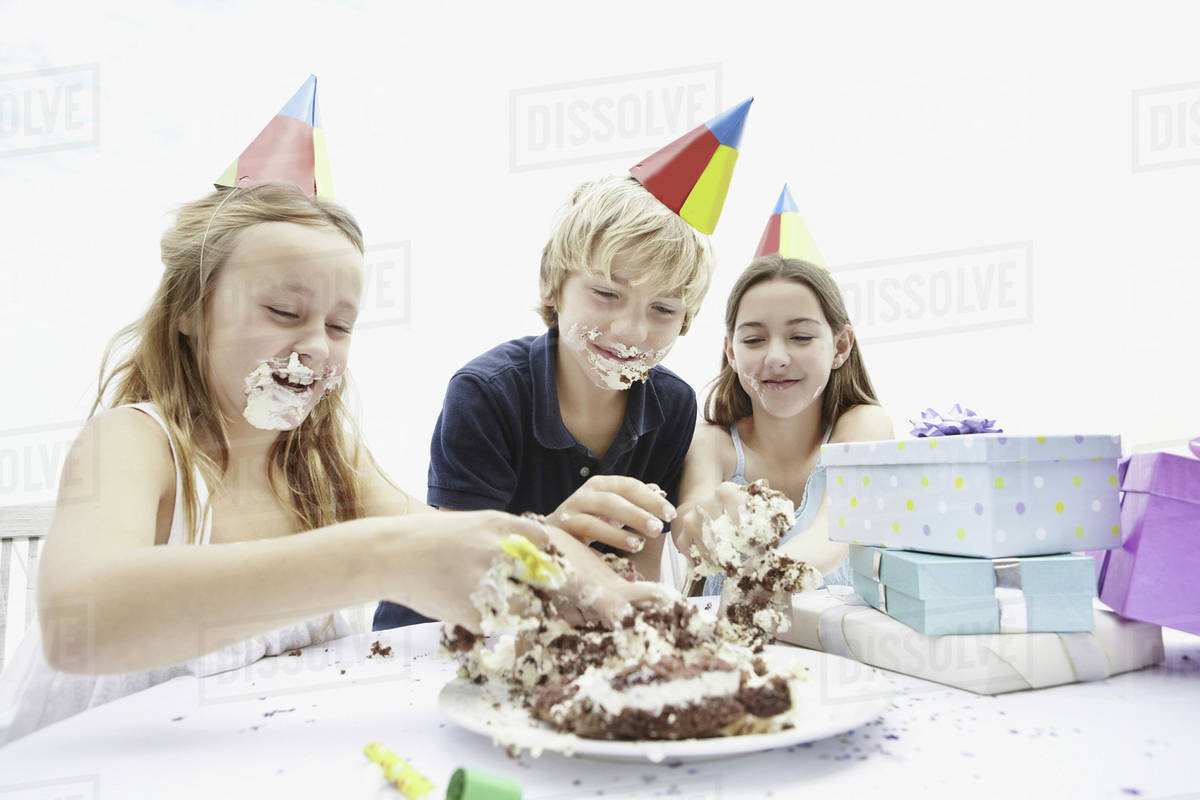 Children eating birthday cake with their hands - Royalty-free Stock ...