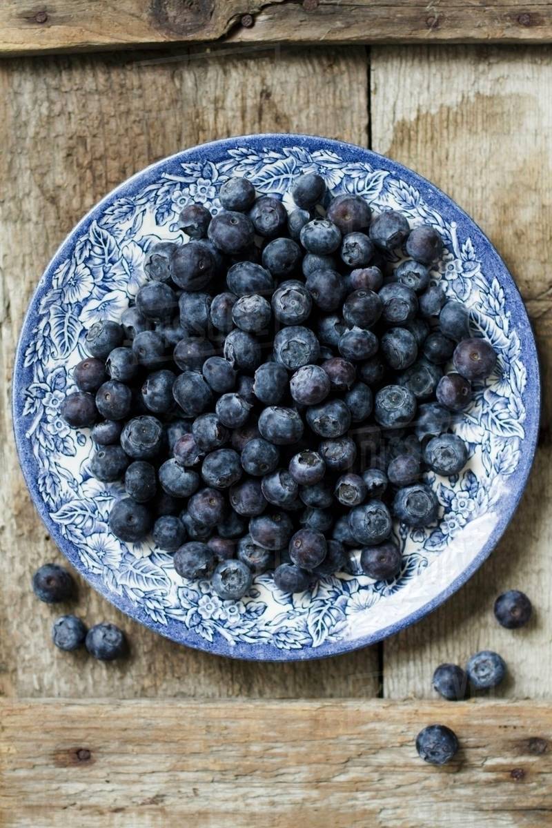 Fresh blueberries on a porcelain plate - Royalty-free Stock Photo ...