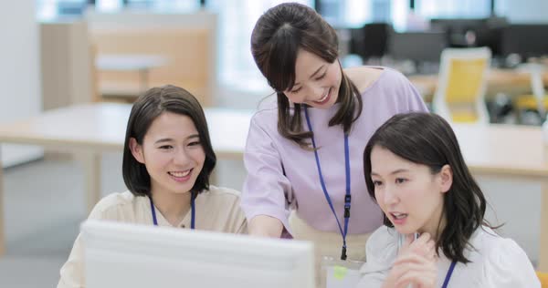 Team of Japanese businesspeople working together in the office - 4K ...