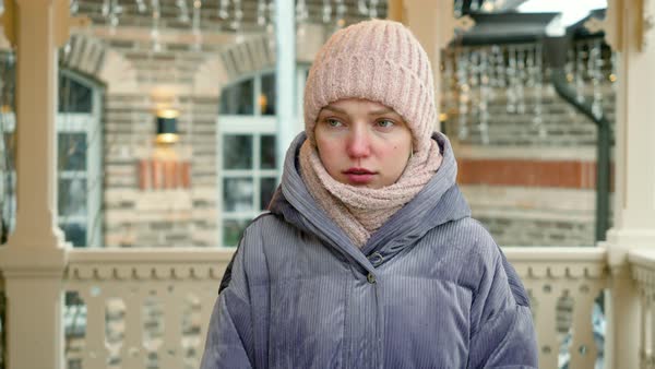 Annoyed young woman is freezing cold while waiting her boyfriend in ...