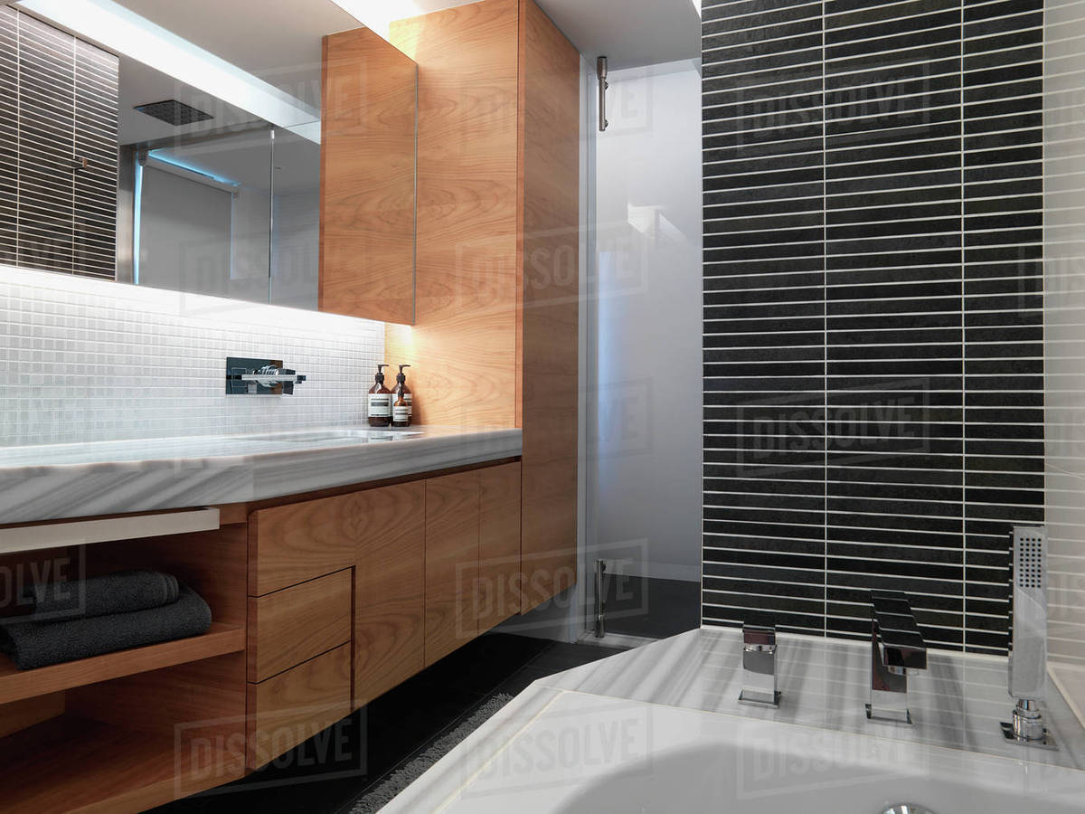 Simple modern bathroom - Royalty-free Stock Photo | Dissolve