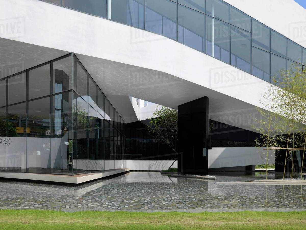 Reflecting pool outside of modern white building - Royalty-free Stock ...