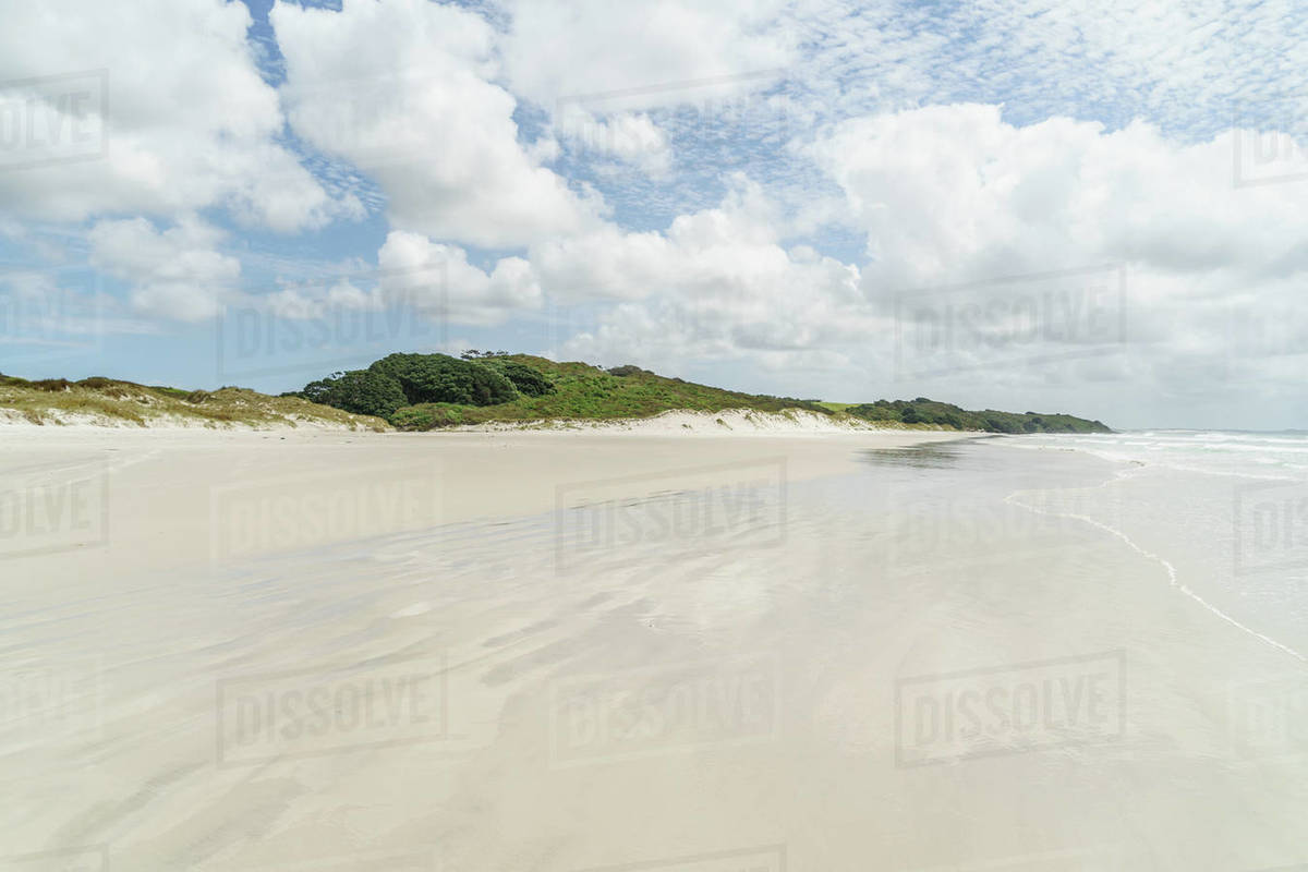 Empty beach under blue sky with clouds, Rarawa beach, New Zealand ...