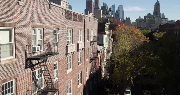 Aerial shot of a Brooklyn neighborhood in New York with the downtown ...