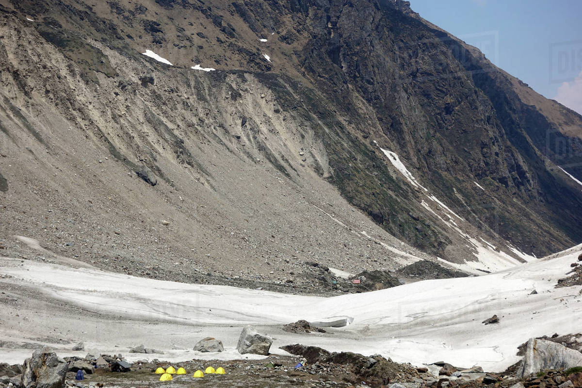 Tents in a mountain camp, Panpatia Col, Himalayas, India - Royalty-free ...