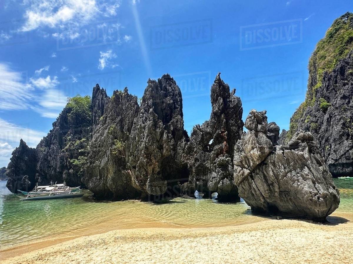 Limestone karst rock formations on beach, Miniloc Island, Palawan ...