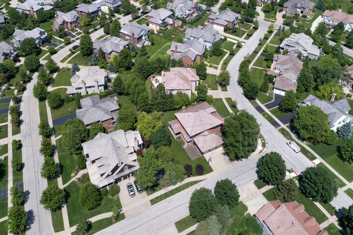 Aerial view of a neighborhood in suburban Chicago during summer ...