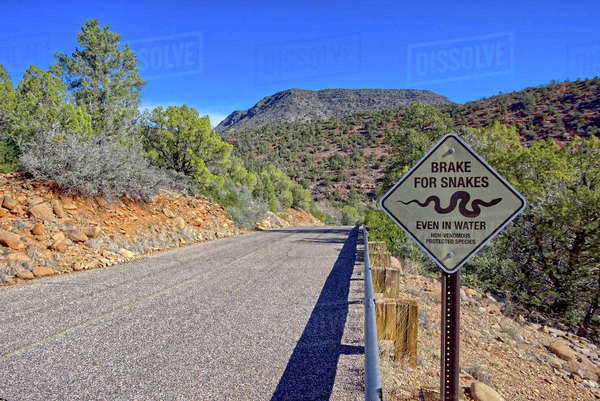 A road leading to Grasshopper Point in Sedona with a warning sign to ...