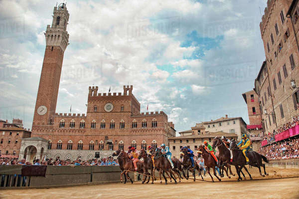 La Mossa (The start), Piazza del Campo with Palazzo Comunale and Torre ...