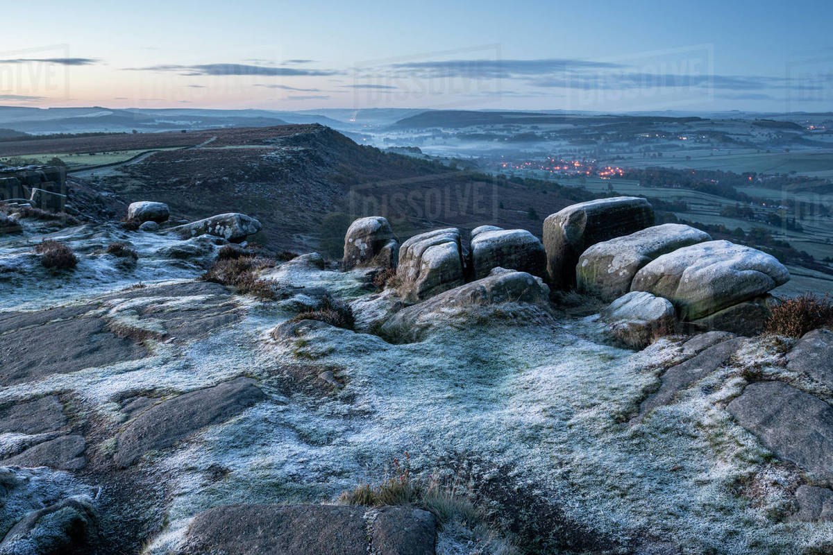 View from Curbar Edge at dawn in autumn, Peak District National Park ...