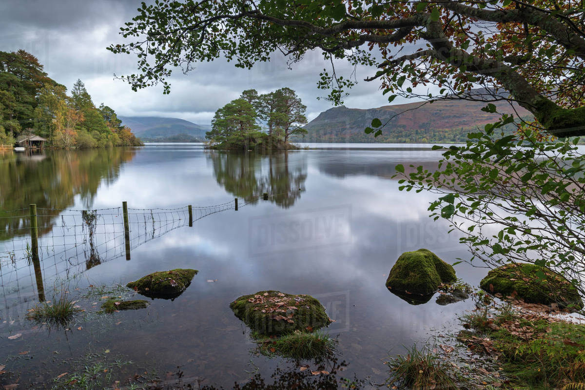 Early morning on the shores of Derwent Water in the Lake District ...