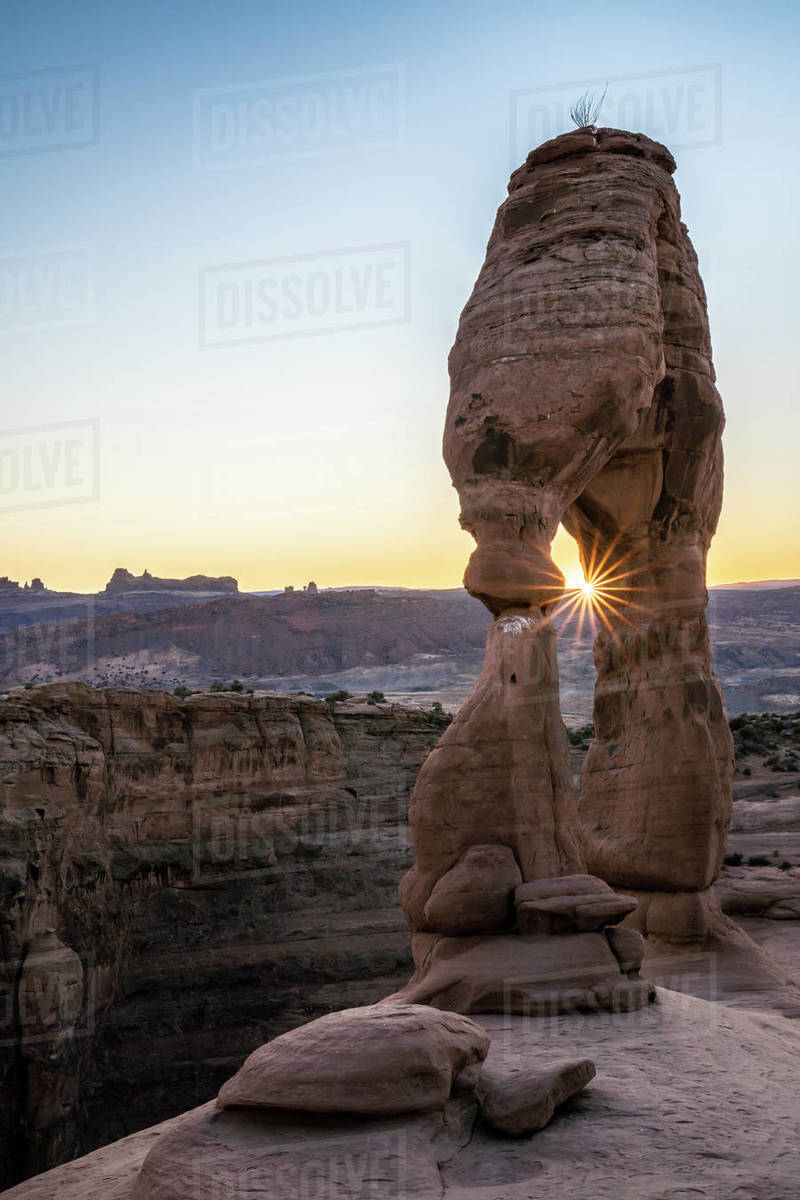 Delicate Arch at sunset with sunburst, Arches National Park, Utah ...