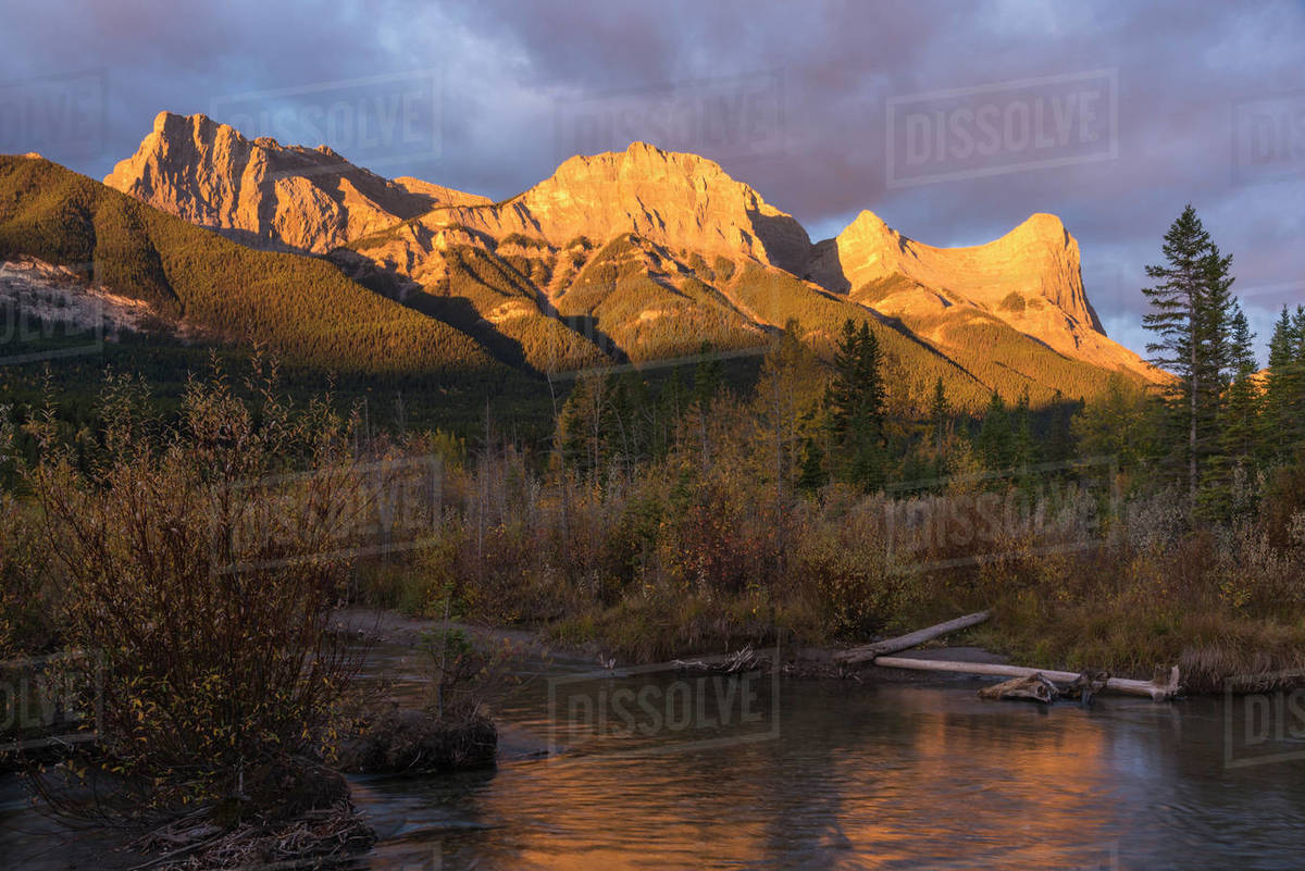 Colourful Sunrise over Ha Ling Peak and Mount Lawrence Grassi in autumn ...