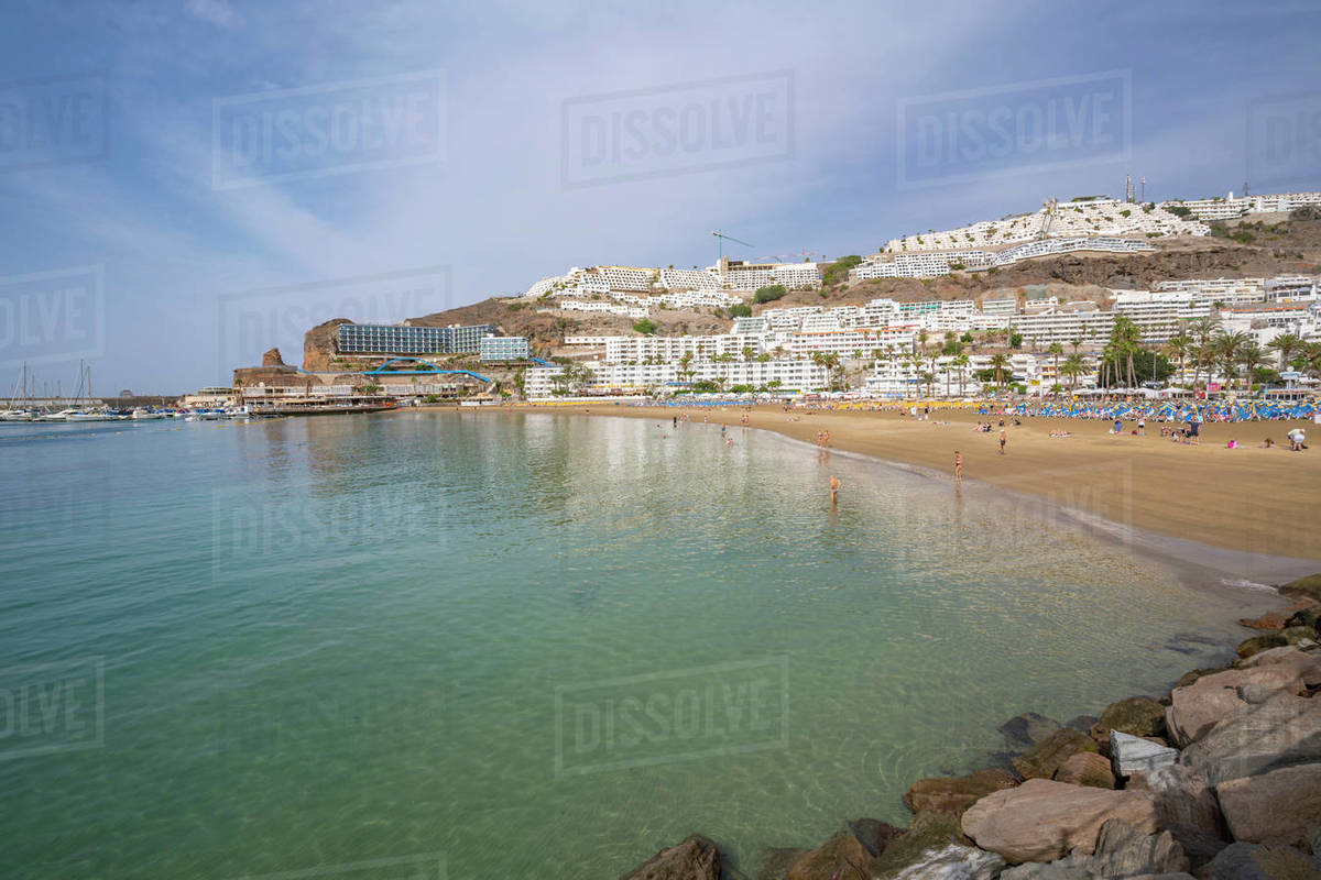 View of Puerto Rico beach, Playa de Puerto Rico, Gran Canaria, Canary ...