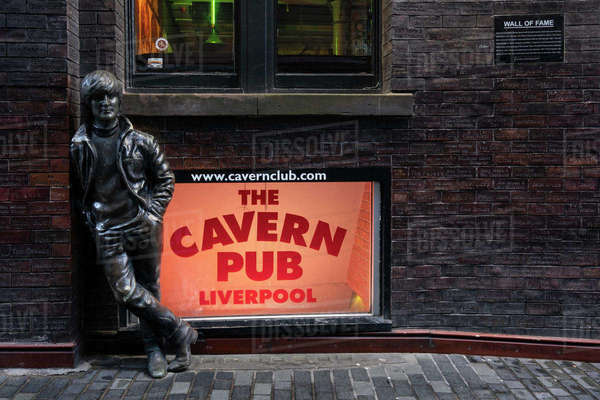 John Lennon Statue outside the Cavern Pub, Matthew Street, Liverpool ...