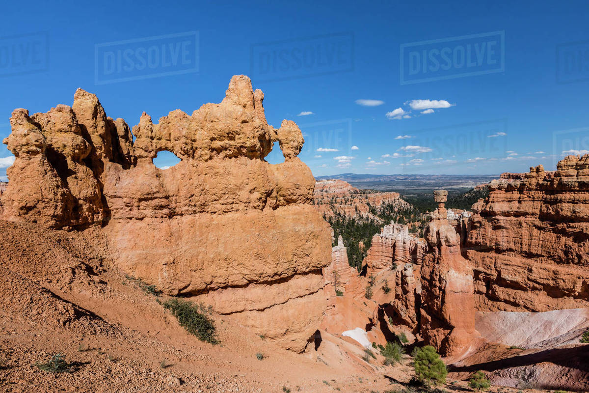 View of hoodoo formations from the Navajo Loop Trail in Bryce Canyon ...