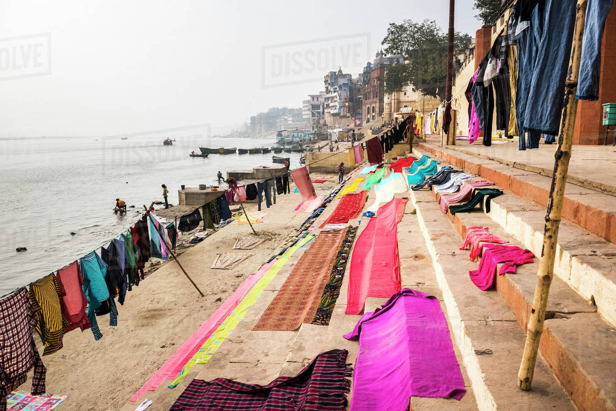 Washing drying on ghats next to the River Ganges, Varanasi, Uttar ...