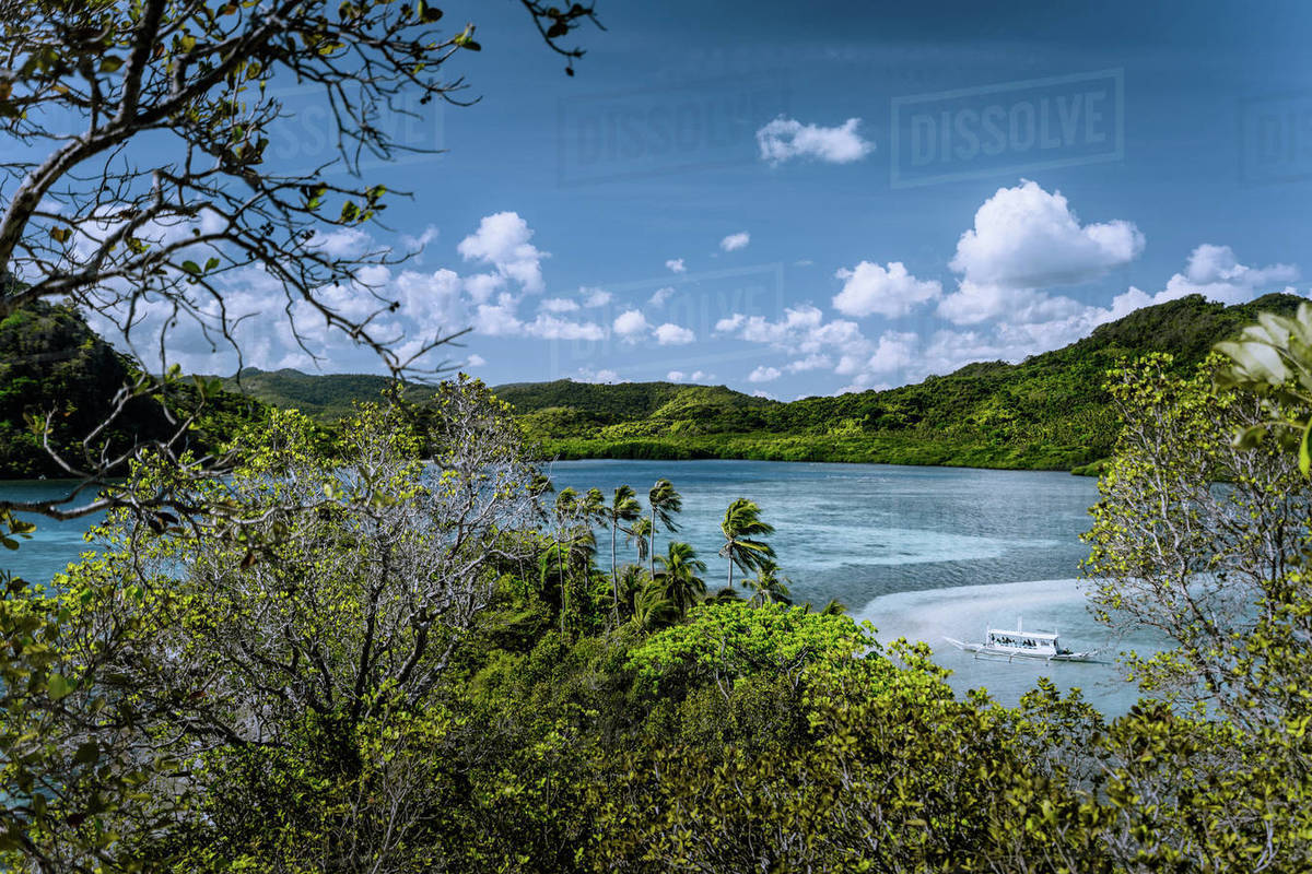 Amazing natural wonder exotic tropical Vigan Snake Island. El Nido ...