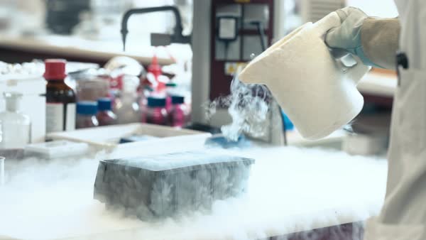 Experiments with liquid nitrogen in the chemical laboratory. work and ...