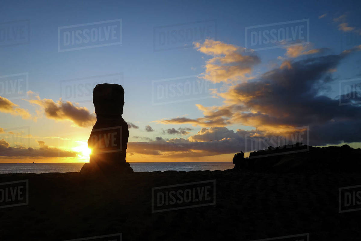 Moai statue ahu akapu at sunset, easter island, Chile - Royalty-free ...