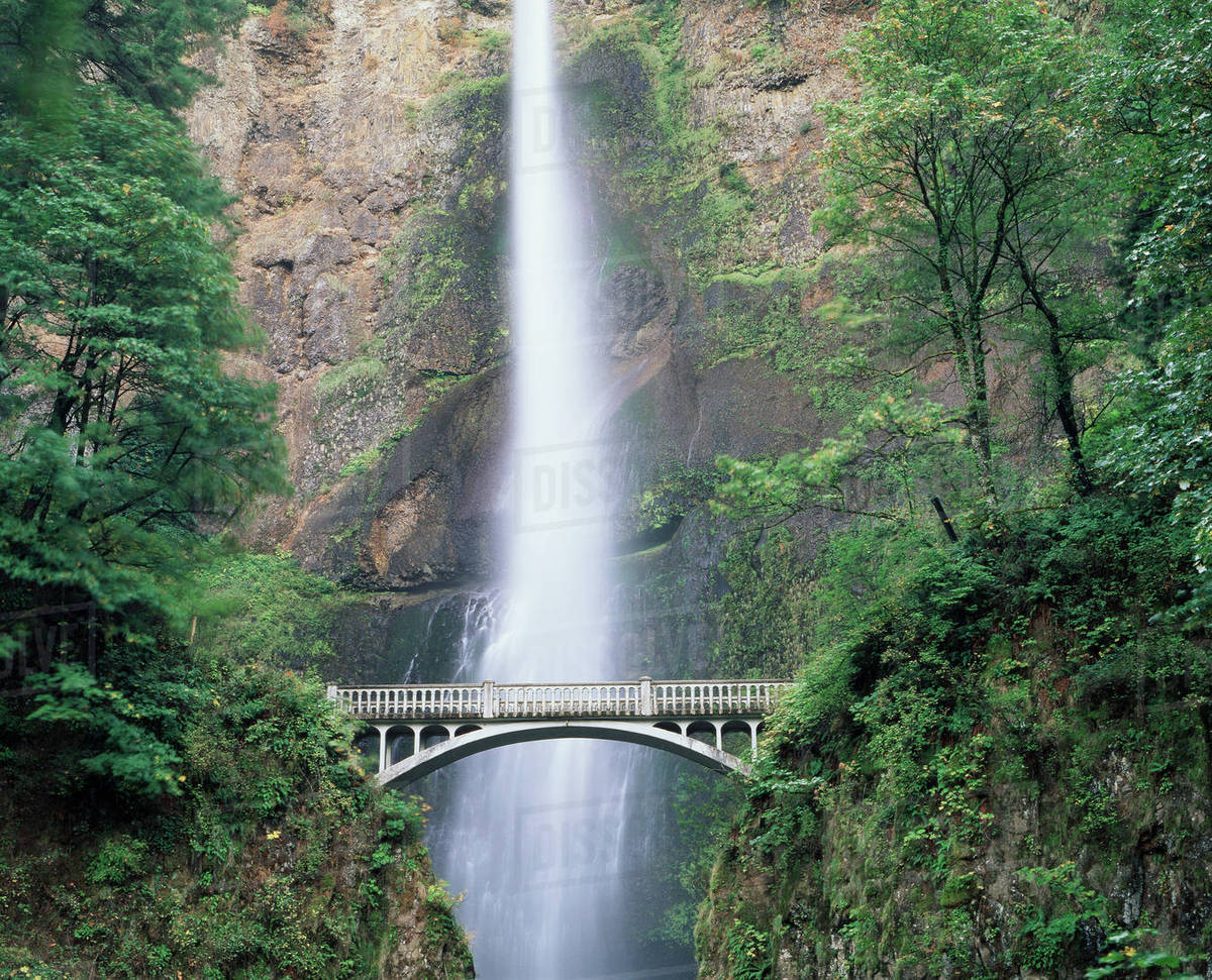 USA, Oregon, Columbia River Gorge, Bridge in front of Multnomah Falls ...