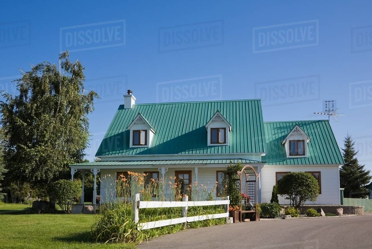 Detached house - Stock Photo - Dissolve