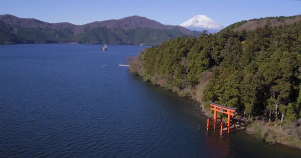 Lake Ashinoko with Mount Fuji behind, Fuji-Hakone-Izu National Park ...
