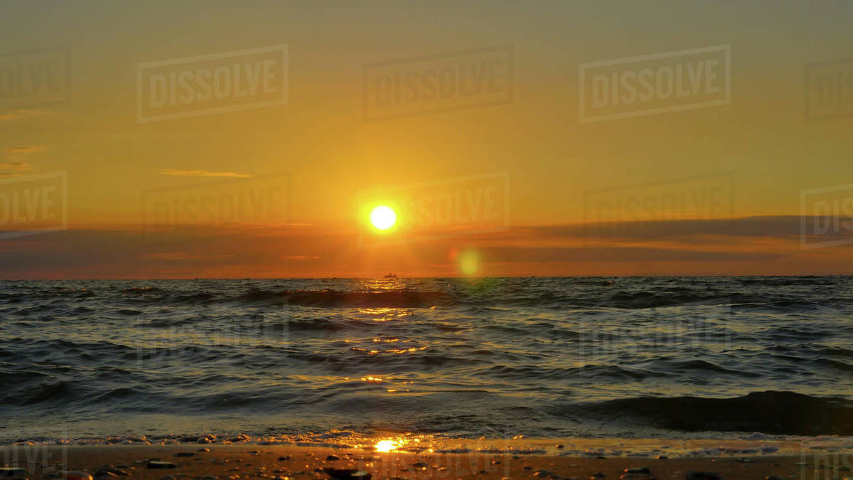 Colorful beach sunrise and sun rays, relaxing summer mood. - Royalty ...