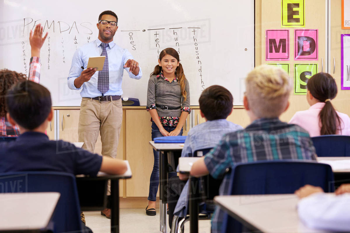 Schoolgirl presenting to her elementary school classmates - Royalty ...