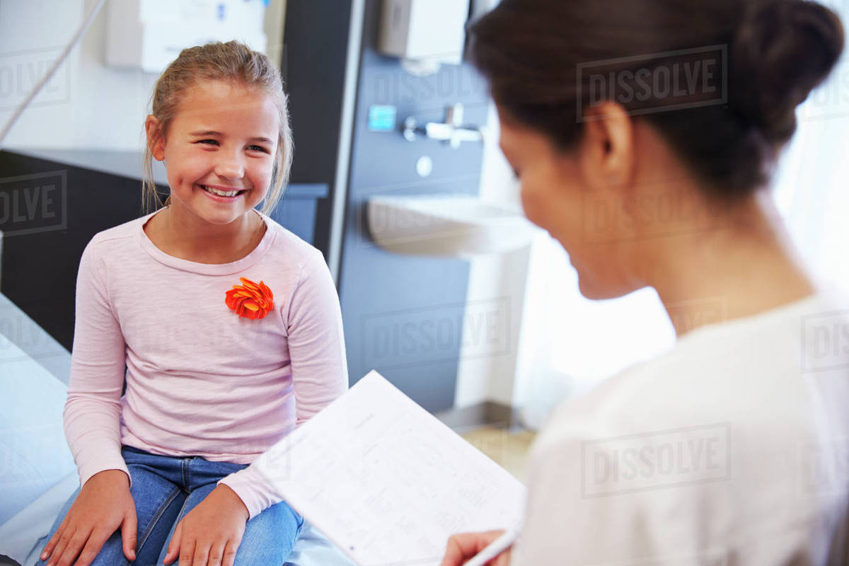 Girl talking to female doctor in hospital room - Royalty-free Stock ...
