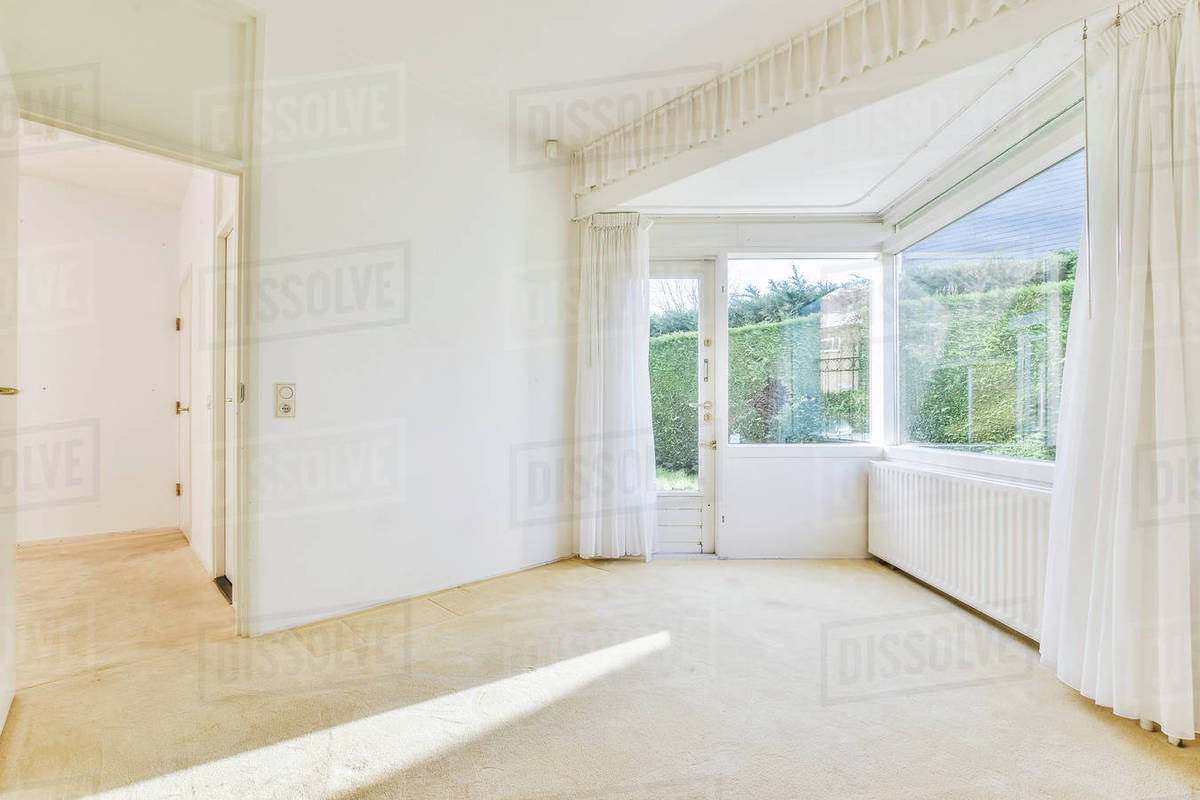 A cozy and spacious empty room in a luxury house - Royalty-free Stock ...