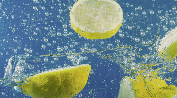 Underwater lemon slice in soda water or lemonade with bubbles ...