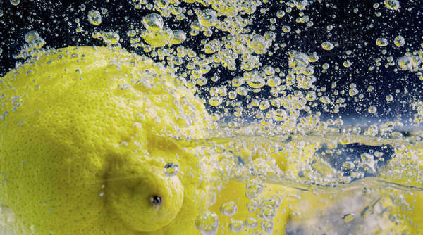 Underwater lemon slice in soda water or lemonade with bubbles ...