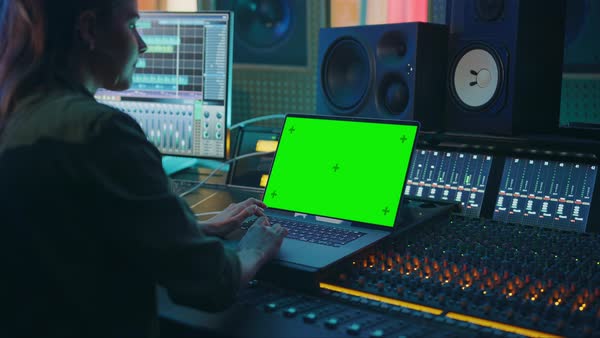 Female Artist, Musician, Producer, Audio Engineer Working in Music ...