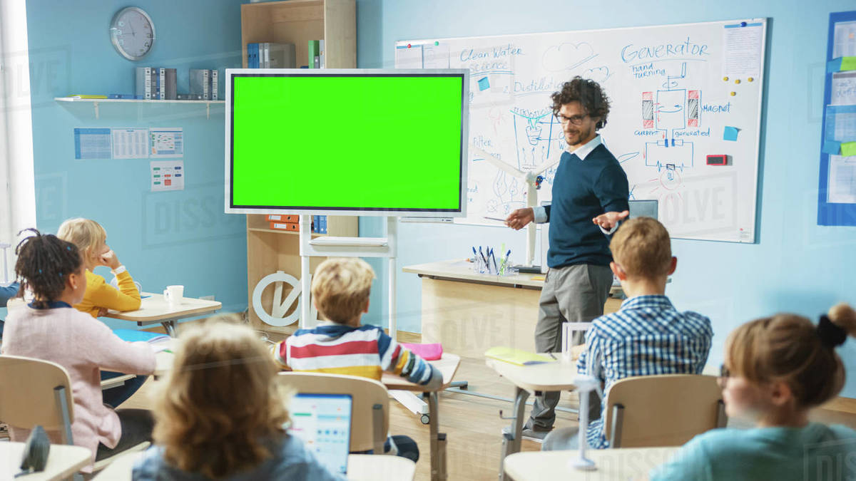 Elementary School Physics Teacher Uses Interactive Digital Whiteboard ...