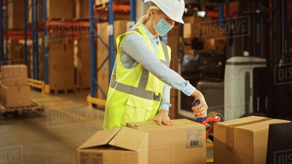 In Retail Warehouse Professional Worker Wearing Facial Mask Packing ...