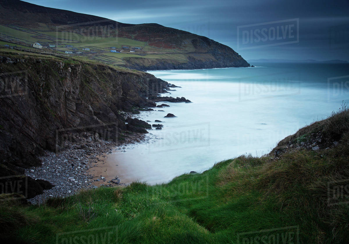 Coumeenole beach on the Slea Head drive on the Dingle peninsula, Wild ...