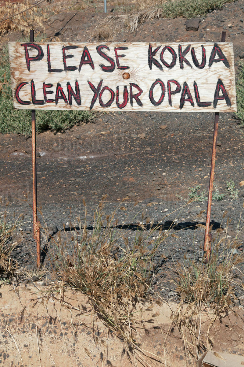 A sign reading please kokua clean your opala;Oahu hawaii united states ...