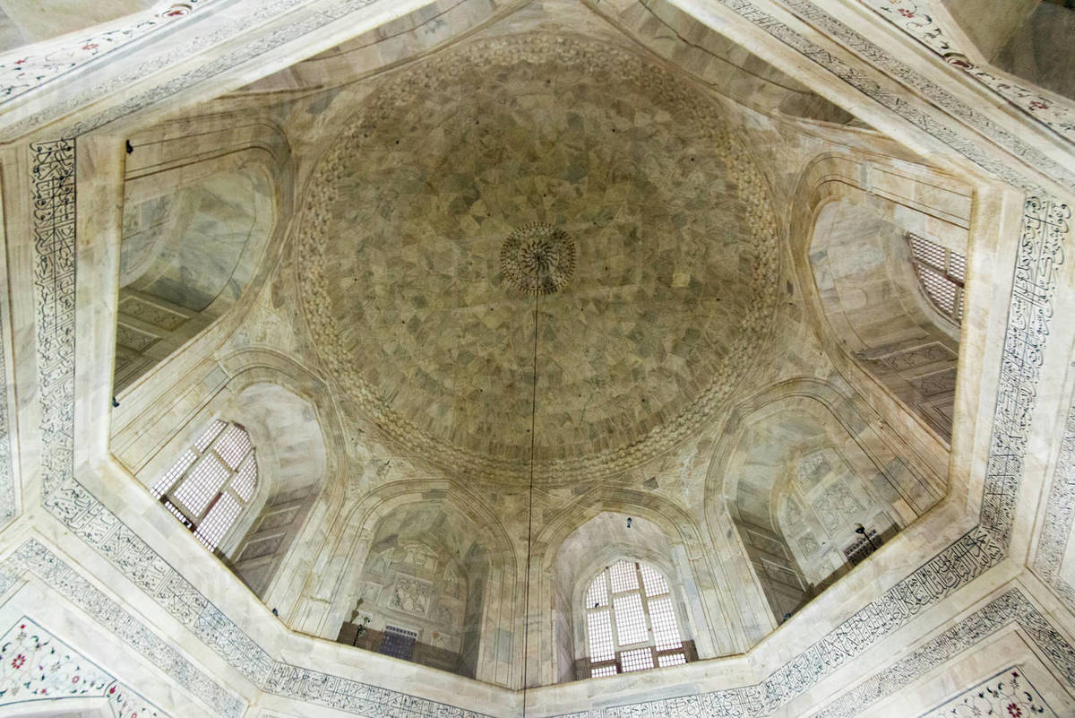 Inside the tomb room of Mumtaz Mahal in the Taj Mahal; Agra, India ...