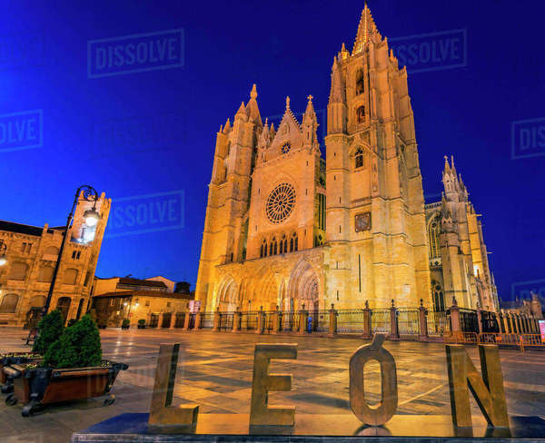 Leon Cathedral (Catedral de Léon), with the Leon City tourist street ...