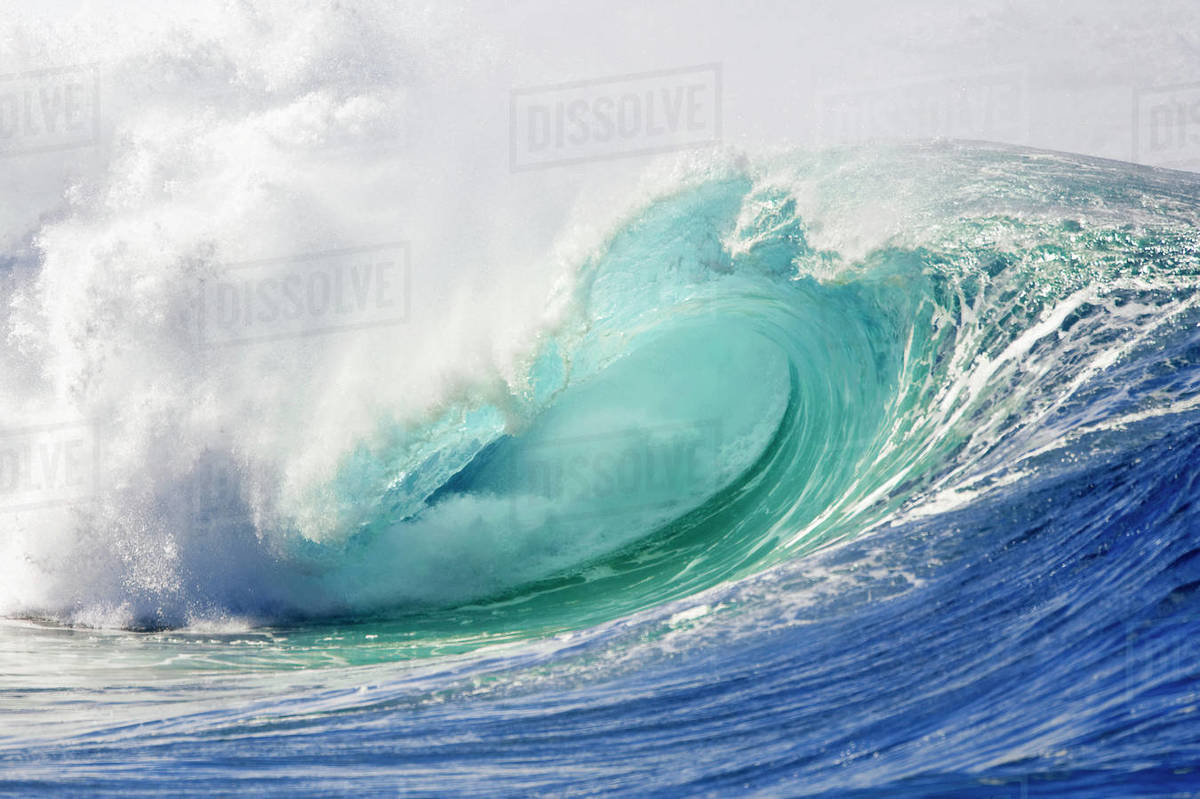 Large winter surf. Waves breaking on the north shore of Oahu at Waimea ...