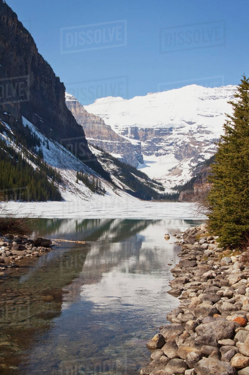 Lake louise in alberta's rocky mountain range;Lake louise alberta ...