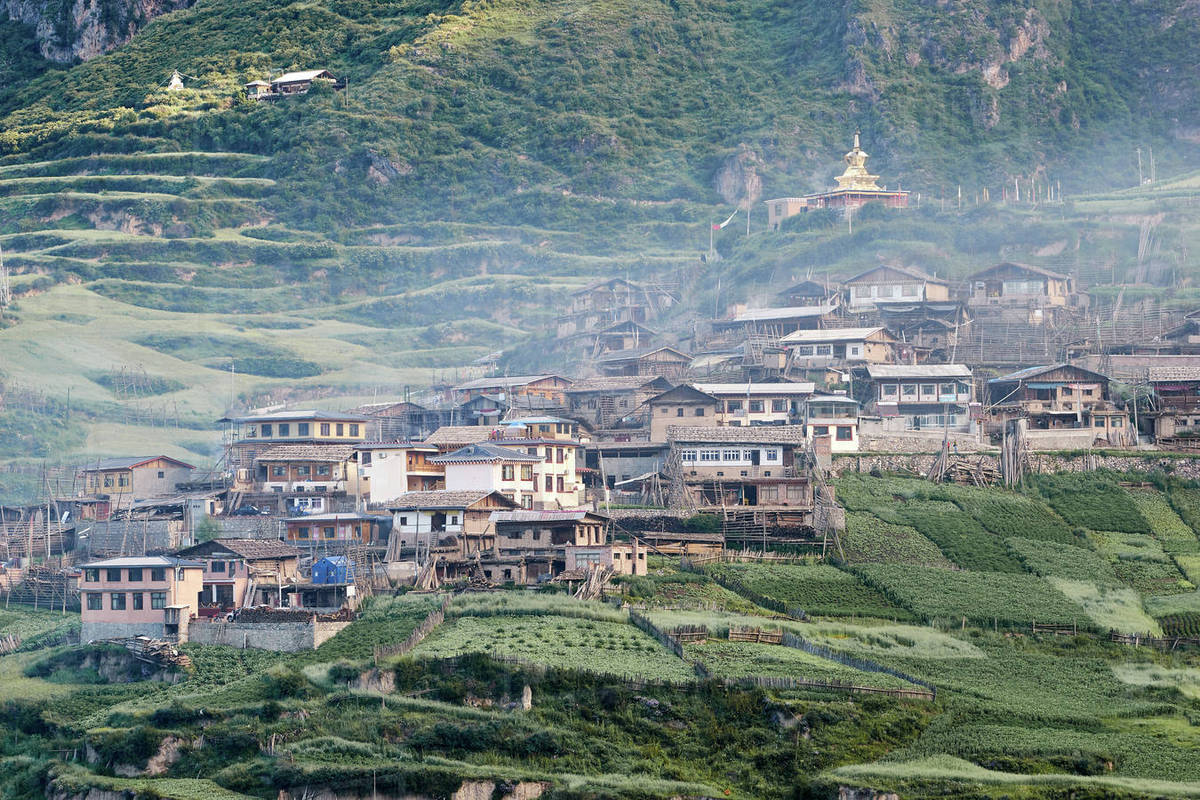 Traditional hillside village, Zhagana, Gansu, China - Royalty-free ...