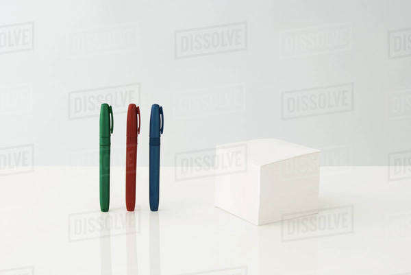 Pens and note block, close-up - Stock Photo - Dissolve