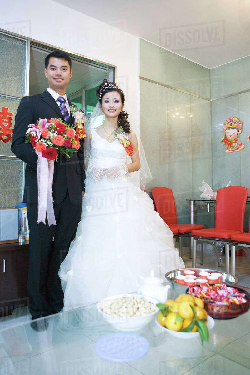 Chinese wedding, bride and groom, full length portrait - Royalty-free ...