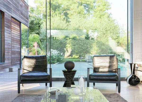 Modern living room overlooking swimming pool - Royalty-free Stock Photo ...